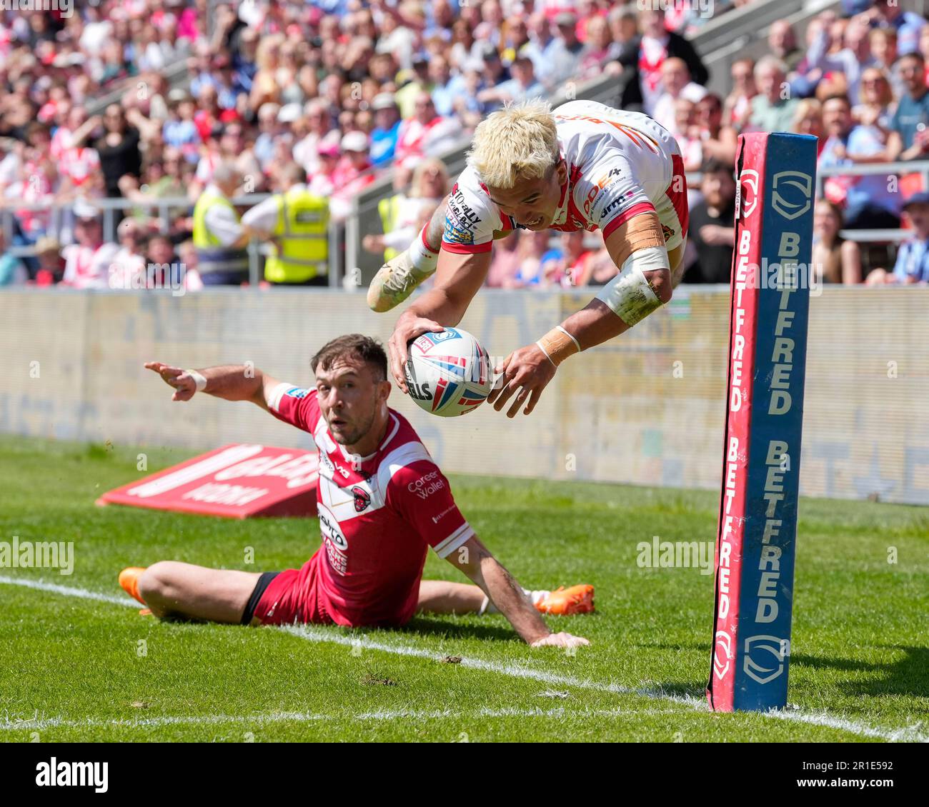 Tee Ritson #25 of St. Helens dives for the try line during the Betfred ...