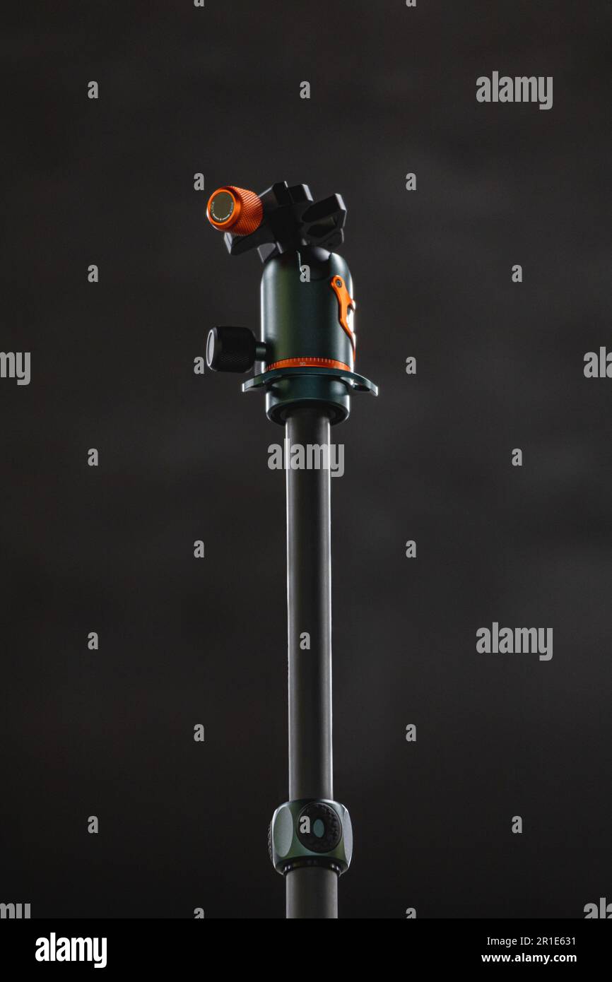 Ball on top of column hi-res stock photography and images - Alamy