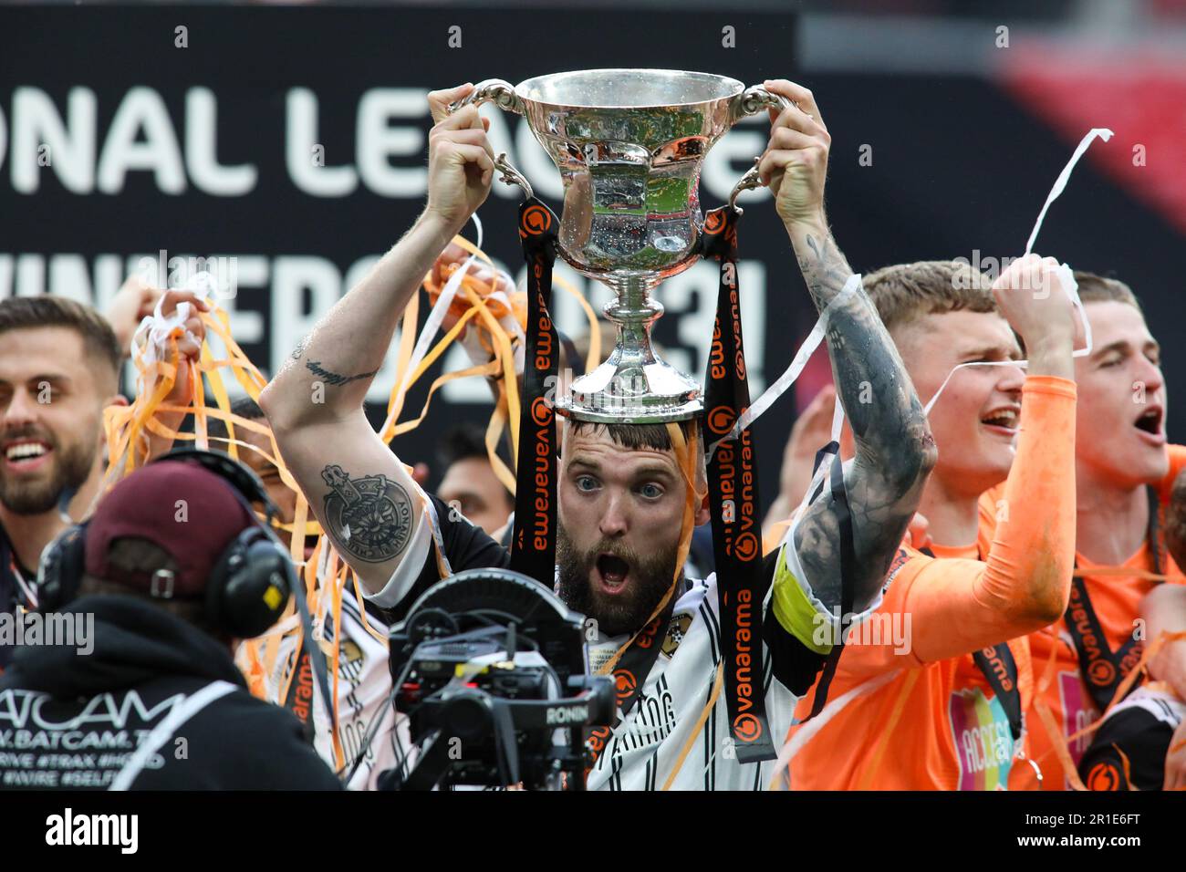 Vanarama national league trophy hi-res stock photography and images - Alamy