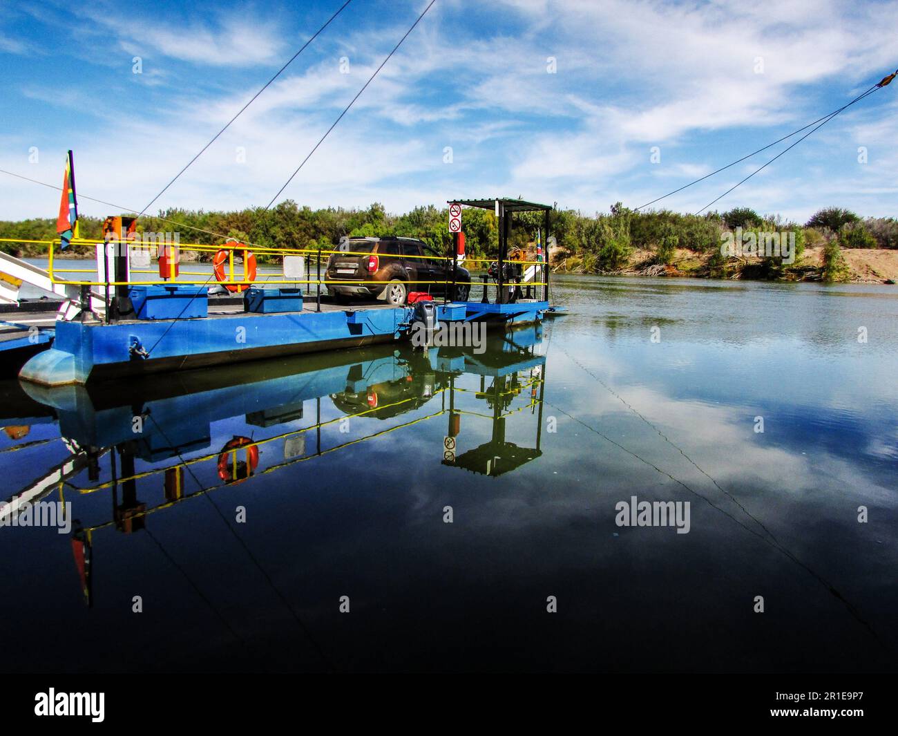 The Pont across the Orange River at the the Sendlingsdrift border ...