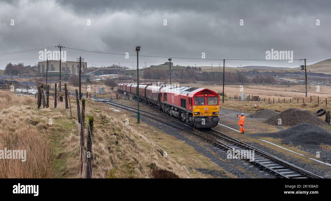 DB Cargo Rail class 66 diesel locomotive arriving at Cwmbargoed ...