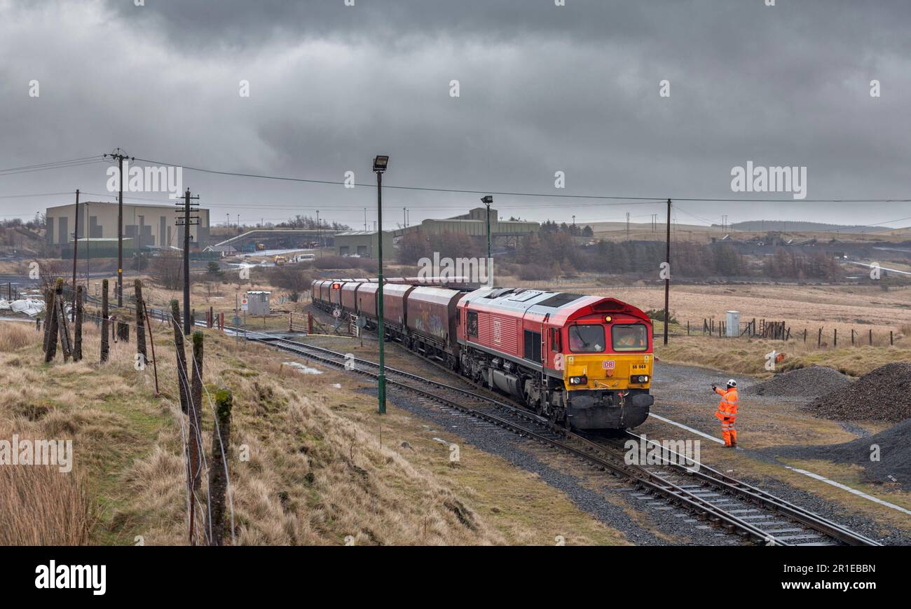 DB Cargo Rail class 66 diesel locomotive arriving at Cwmbargoed ...
