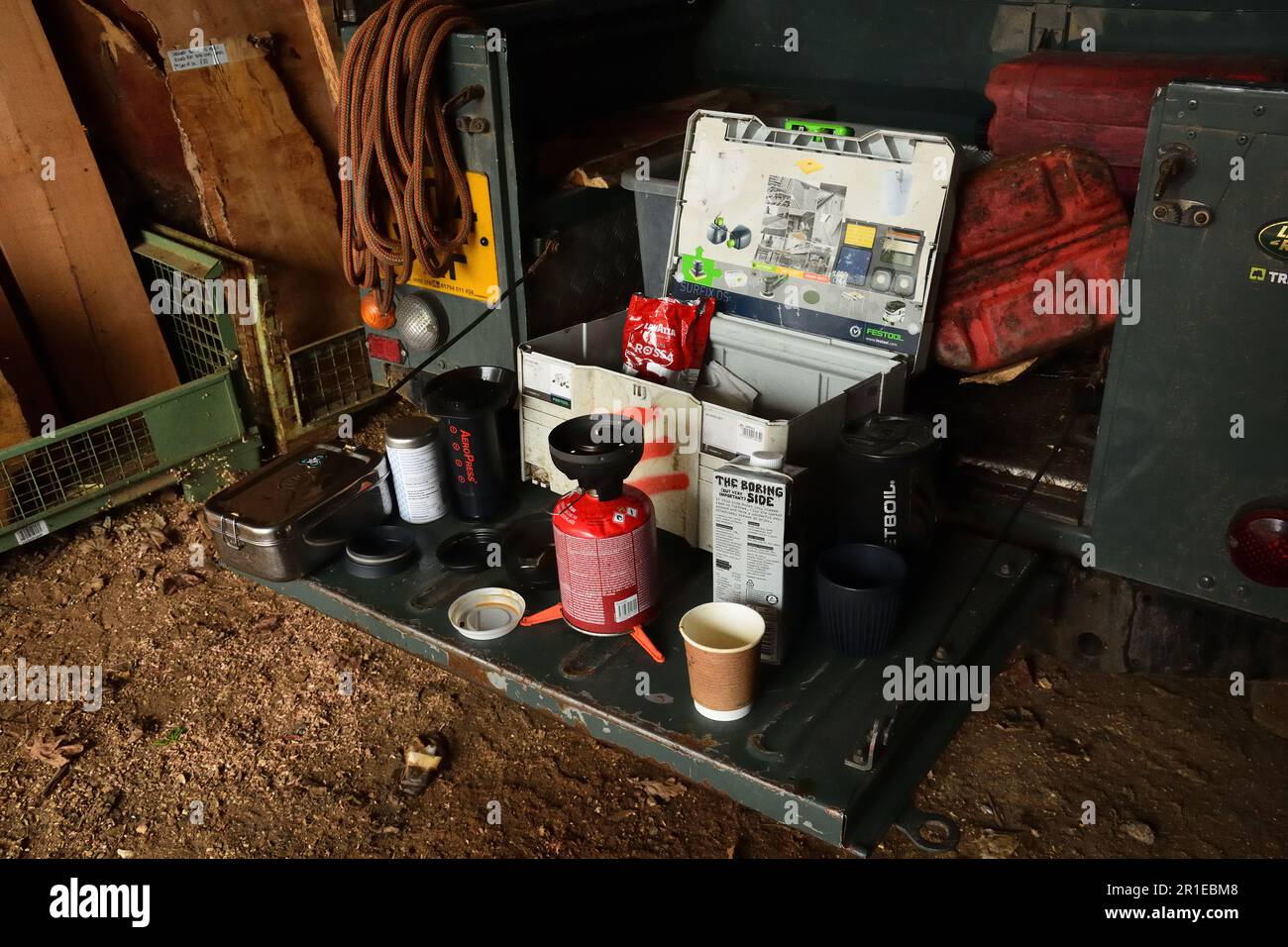 Coffee time on the back of a Land Rover in the workshop Stock Photo - Alamy