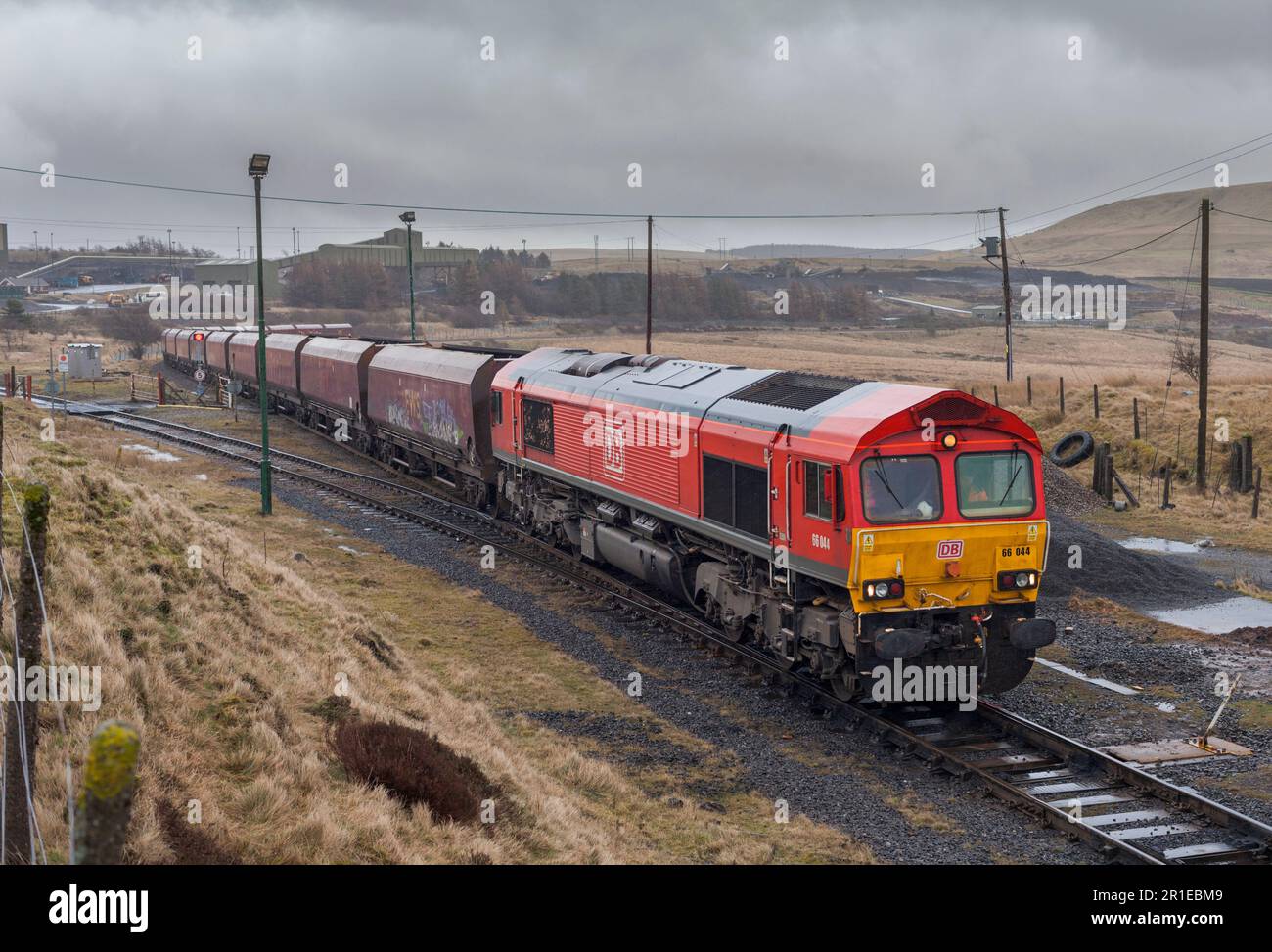 DB Cargo Rail class 66 diesel locomotive arriving at Cwmbargoed ...