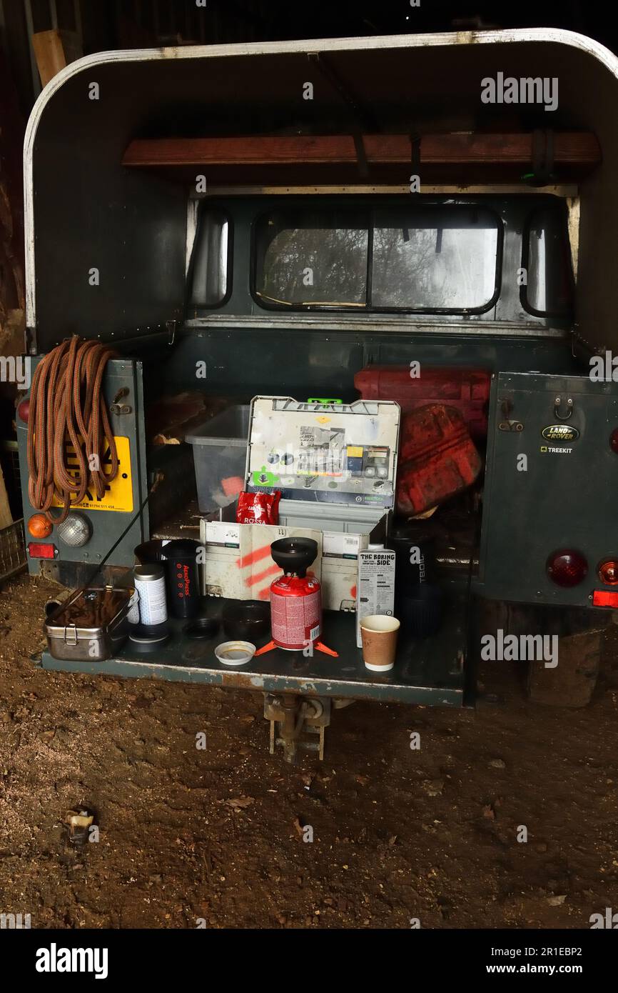 Coffee time on the back of a Land Rover in the workshop Stock Photo - Alamy