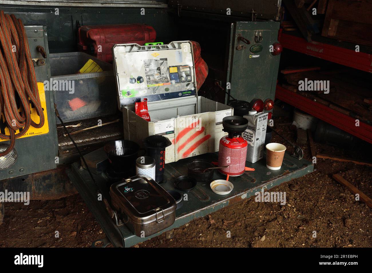 Coffee time on the back of a Land Rover in the workshop Stock Photo - Alamy
