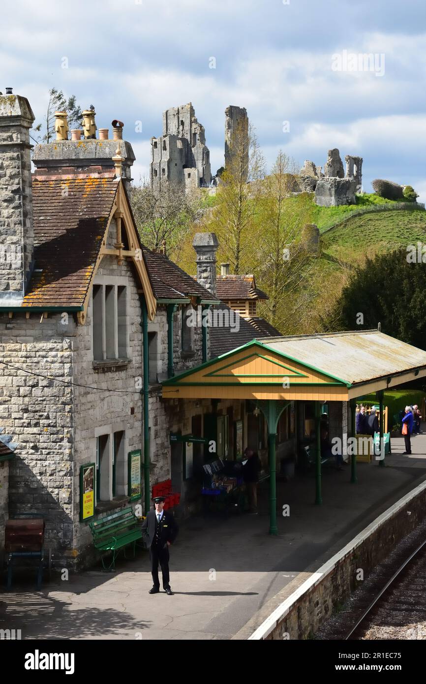 Corfe Castle train station platform and Castle in the background Stock ...
