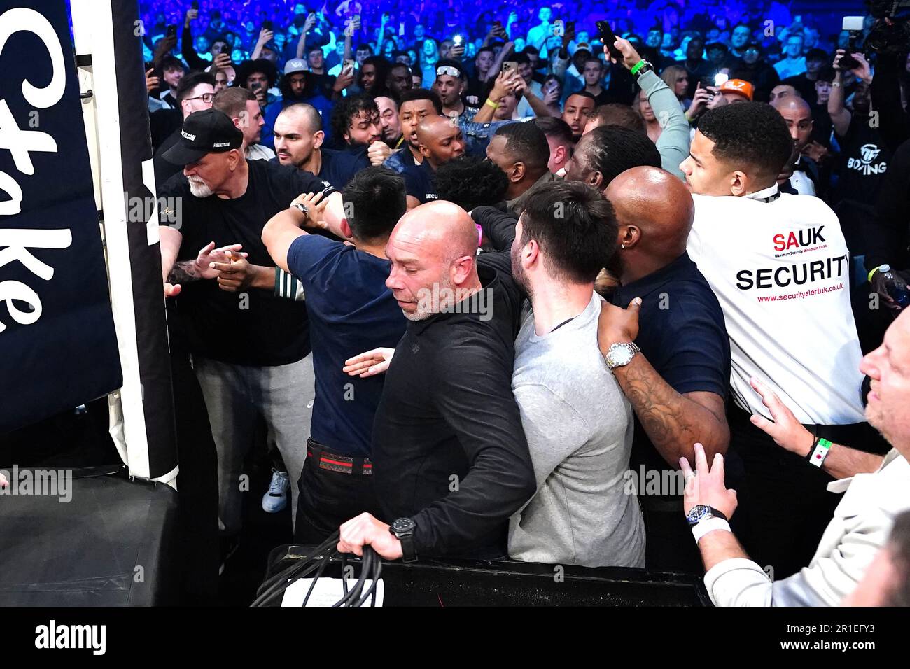 Wembley arena boxing crowd hi-res stock photography and images - Alamy
