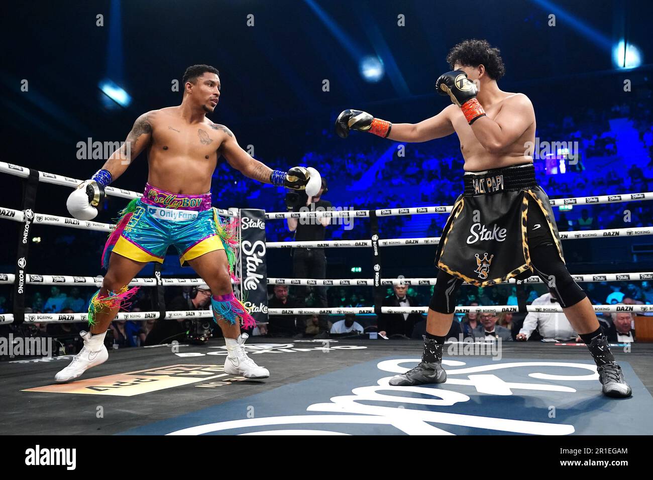 Anthony Taylor (left) and Salt Papi in action in the Cruiserweight bout ...