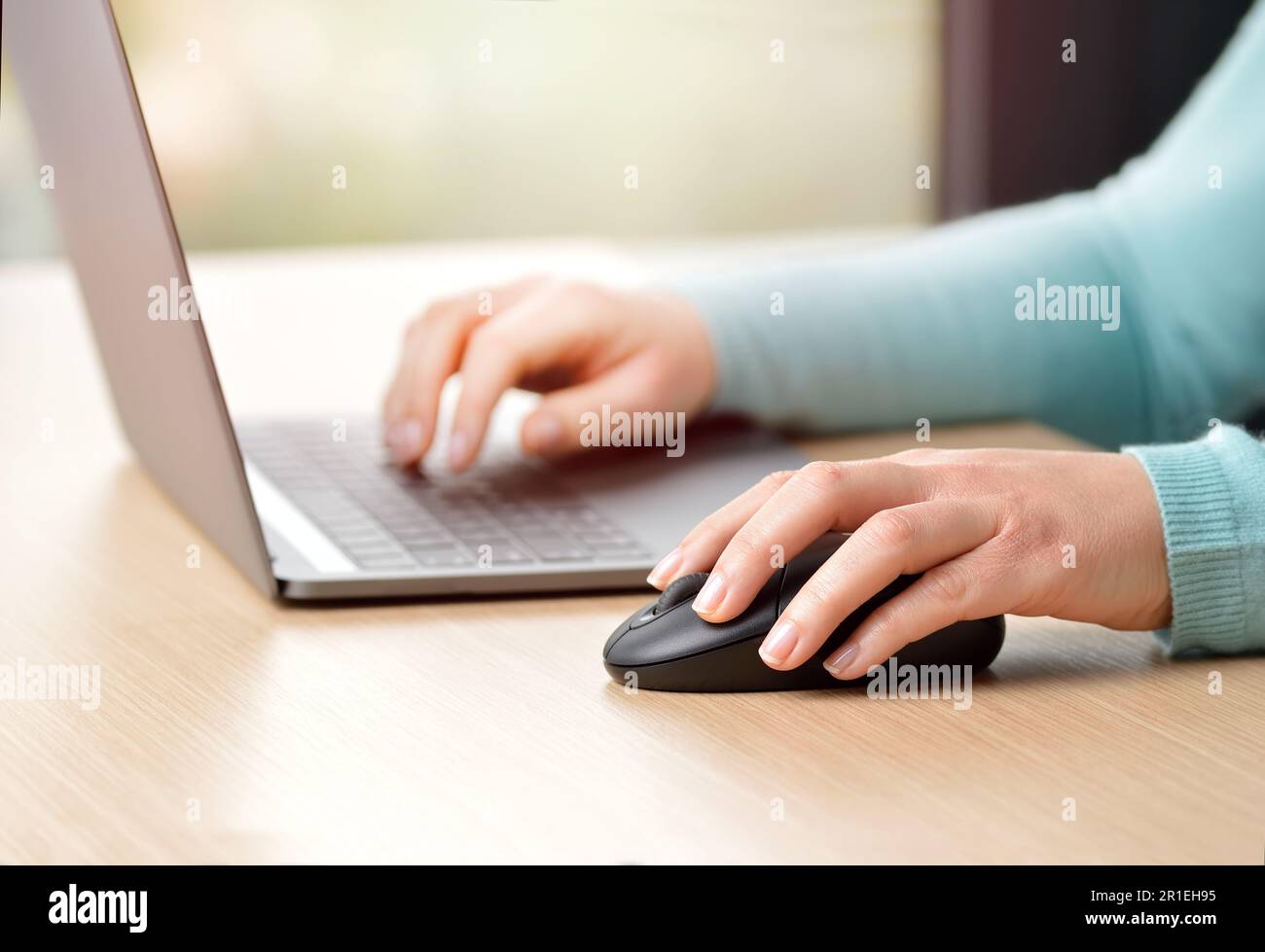 Teen girl using computer mouse hi-res stock photography and images - Alamy