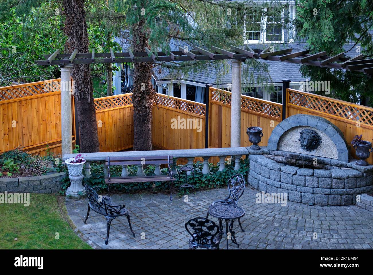 Courtyard water feature hi-res stock photography and images - Alamy