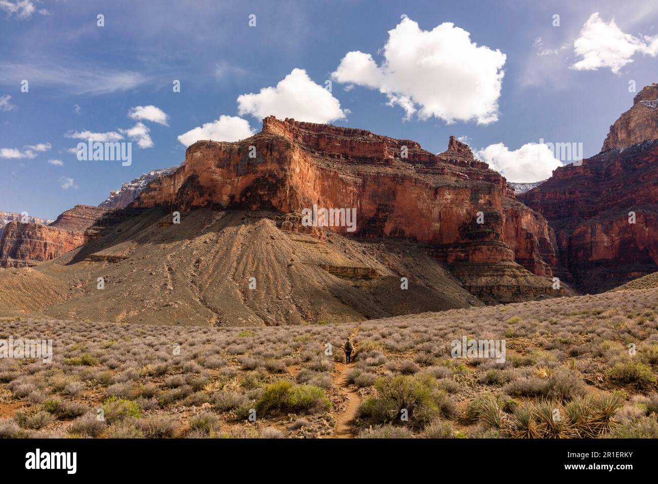 Lone woman backpacking hi-res stock photography and images - Alamy