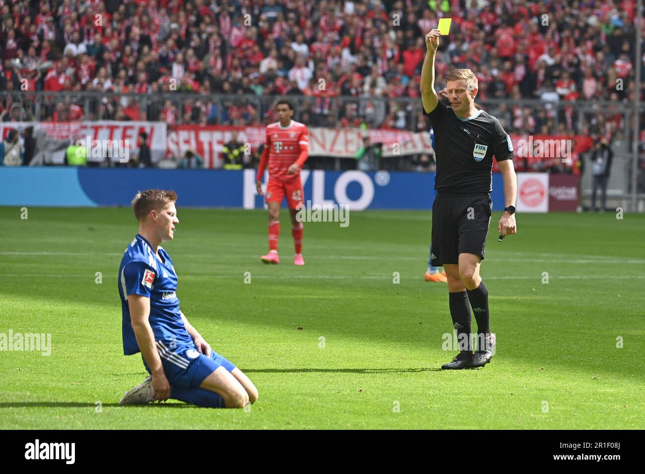 Munich, Deutschland. 13th May, 2023. referee Robert SCHROEDER shows ...