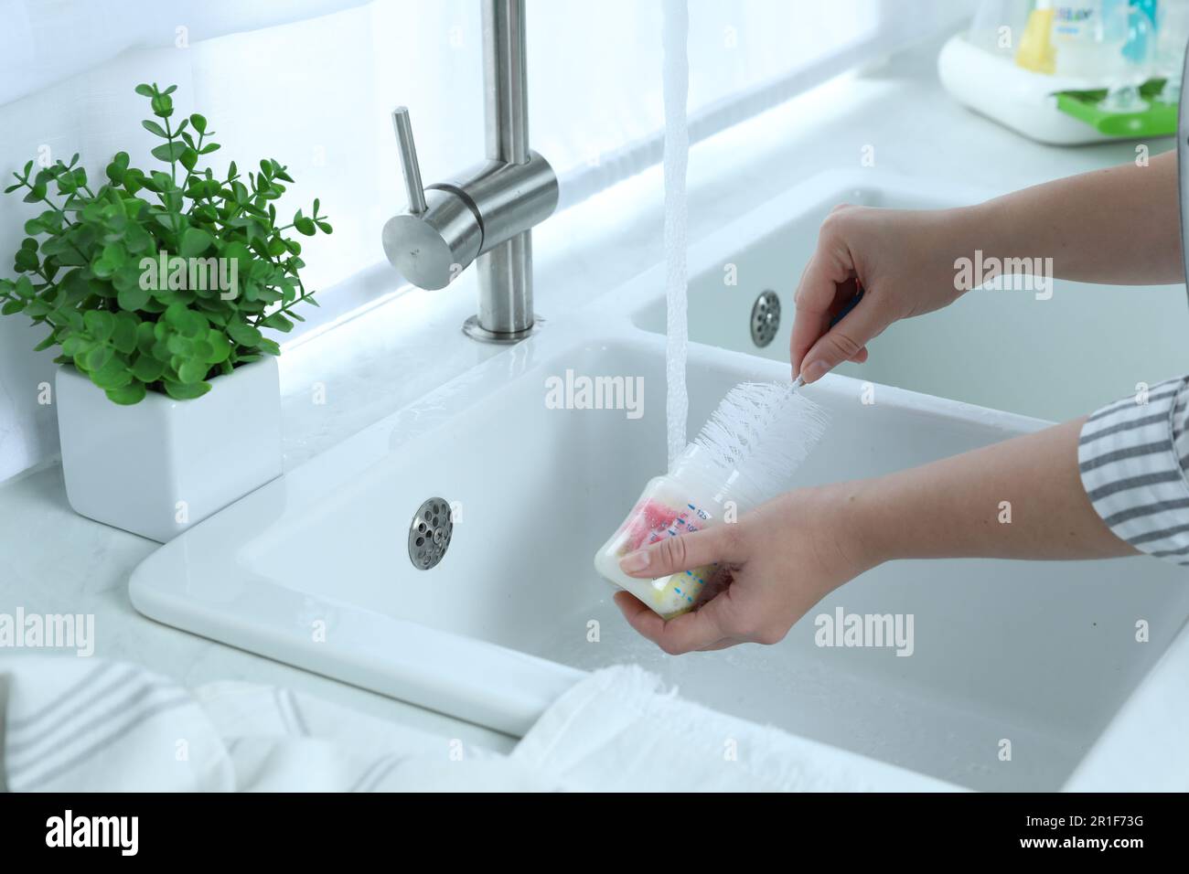 Washing baby bottle hi-res stock photography and images - Alamy