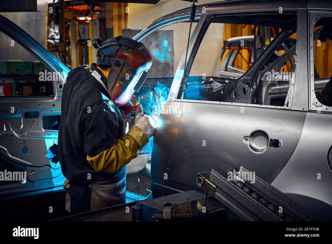 Worker welds steel body factory hi-res stock photography and images - Alamy