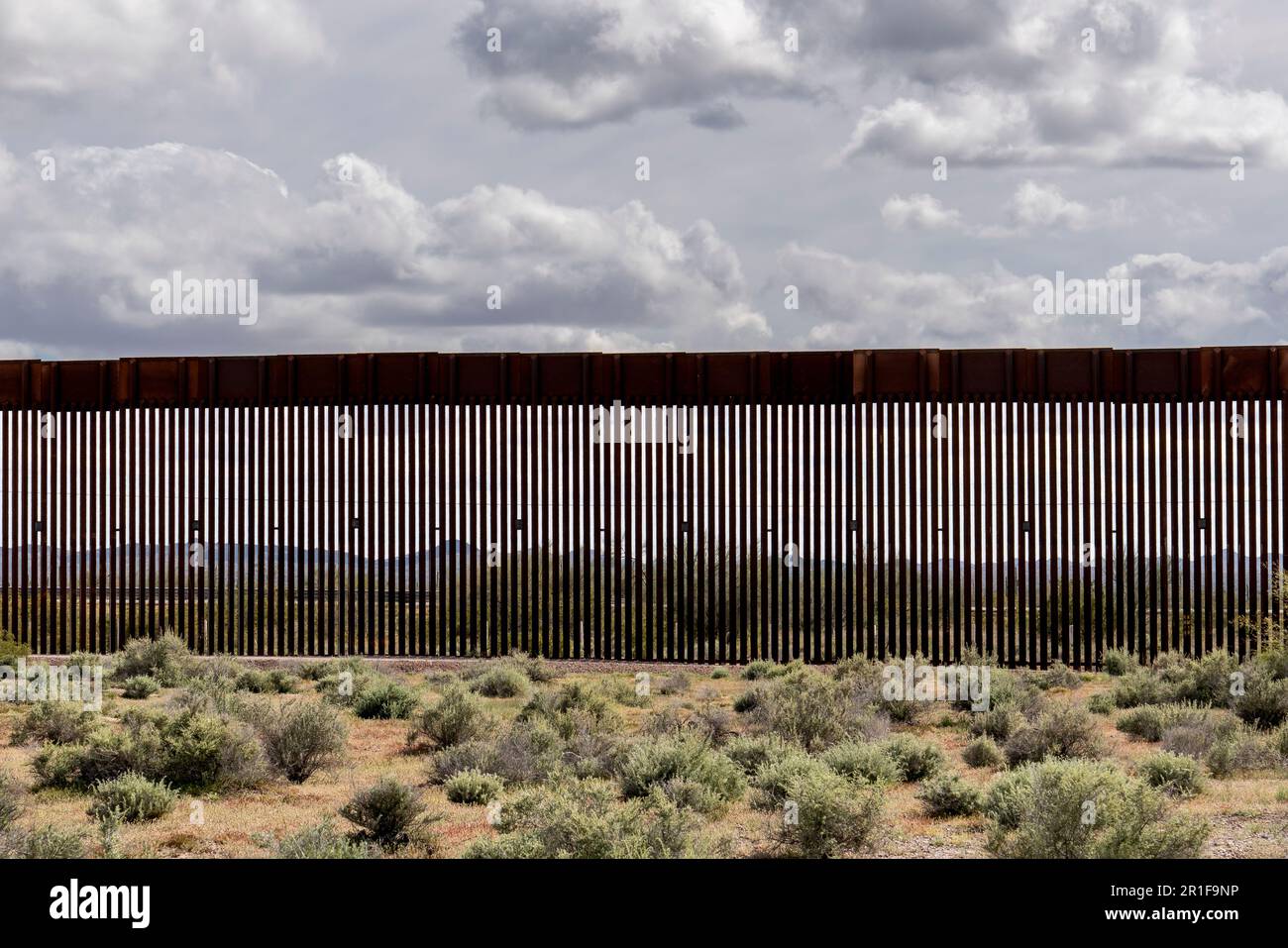 Border wall at US/Mexico border near Lukeville, AZ Stock Photo - Alamy