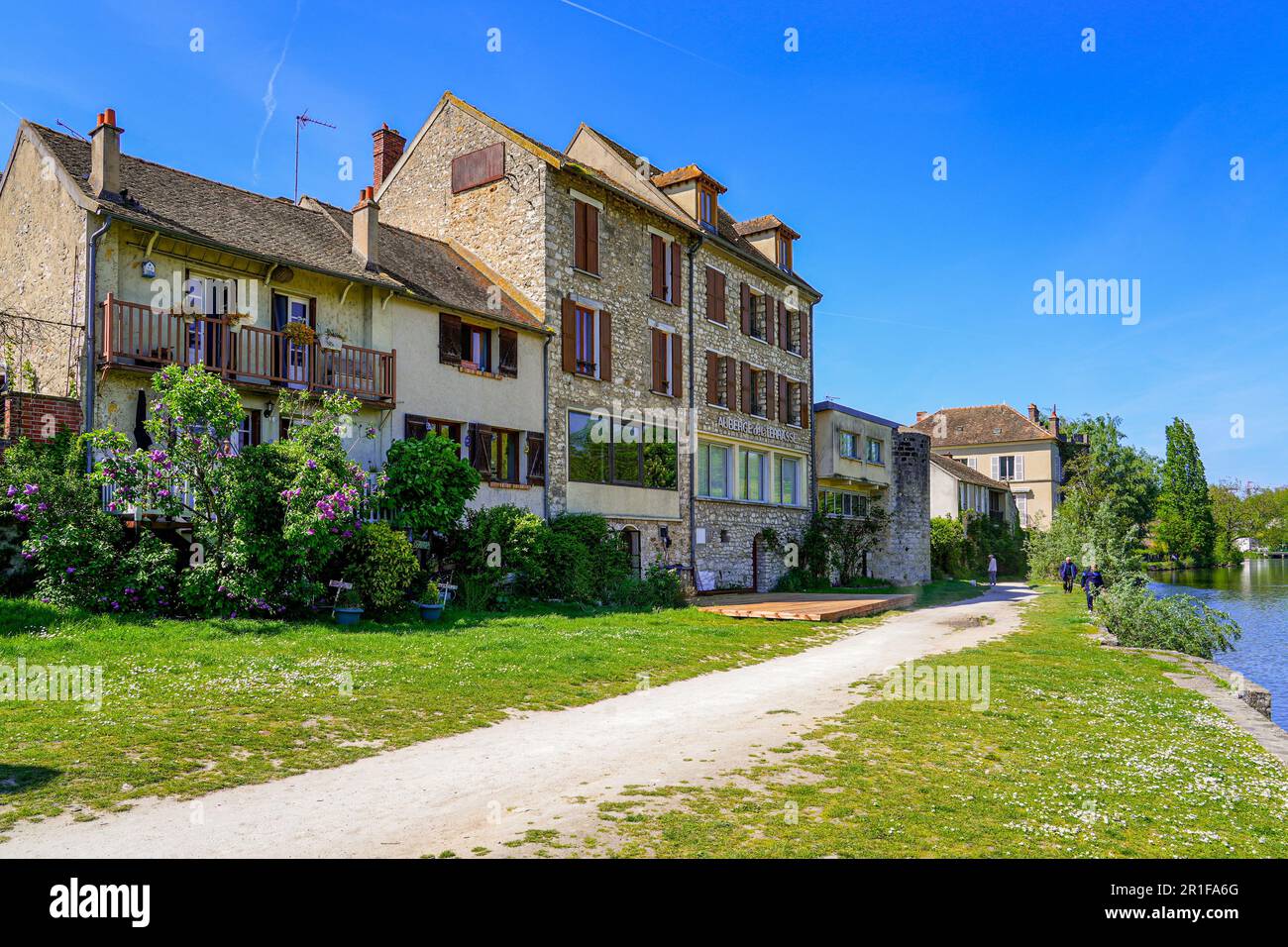 Medieval stone houses hi-res stock photography and images - Alamy