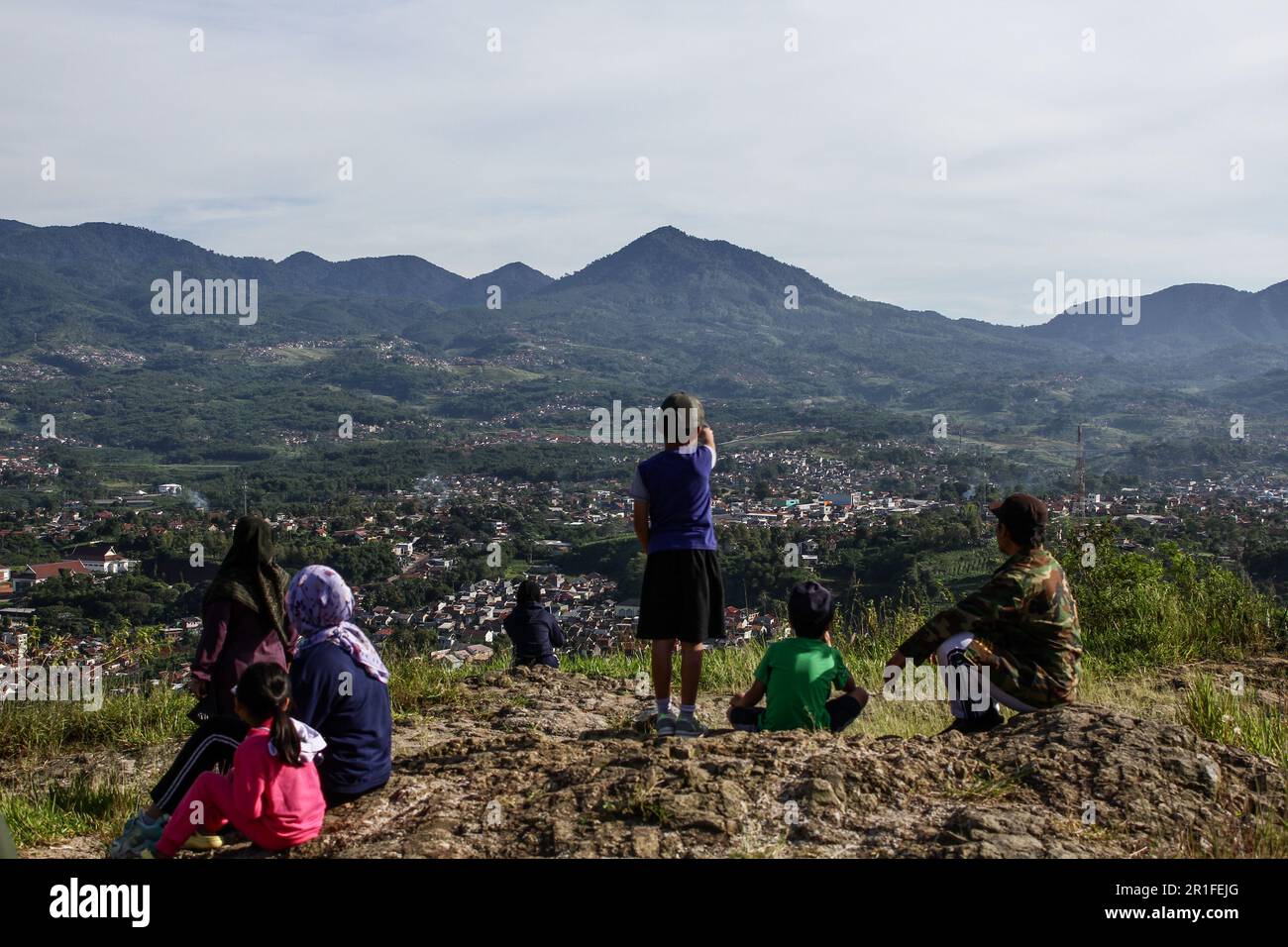 Tanjungsari, West Java, Indonesia. 14th May, 2023. People enjoy the view of Mount Manglayang at ...