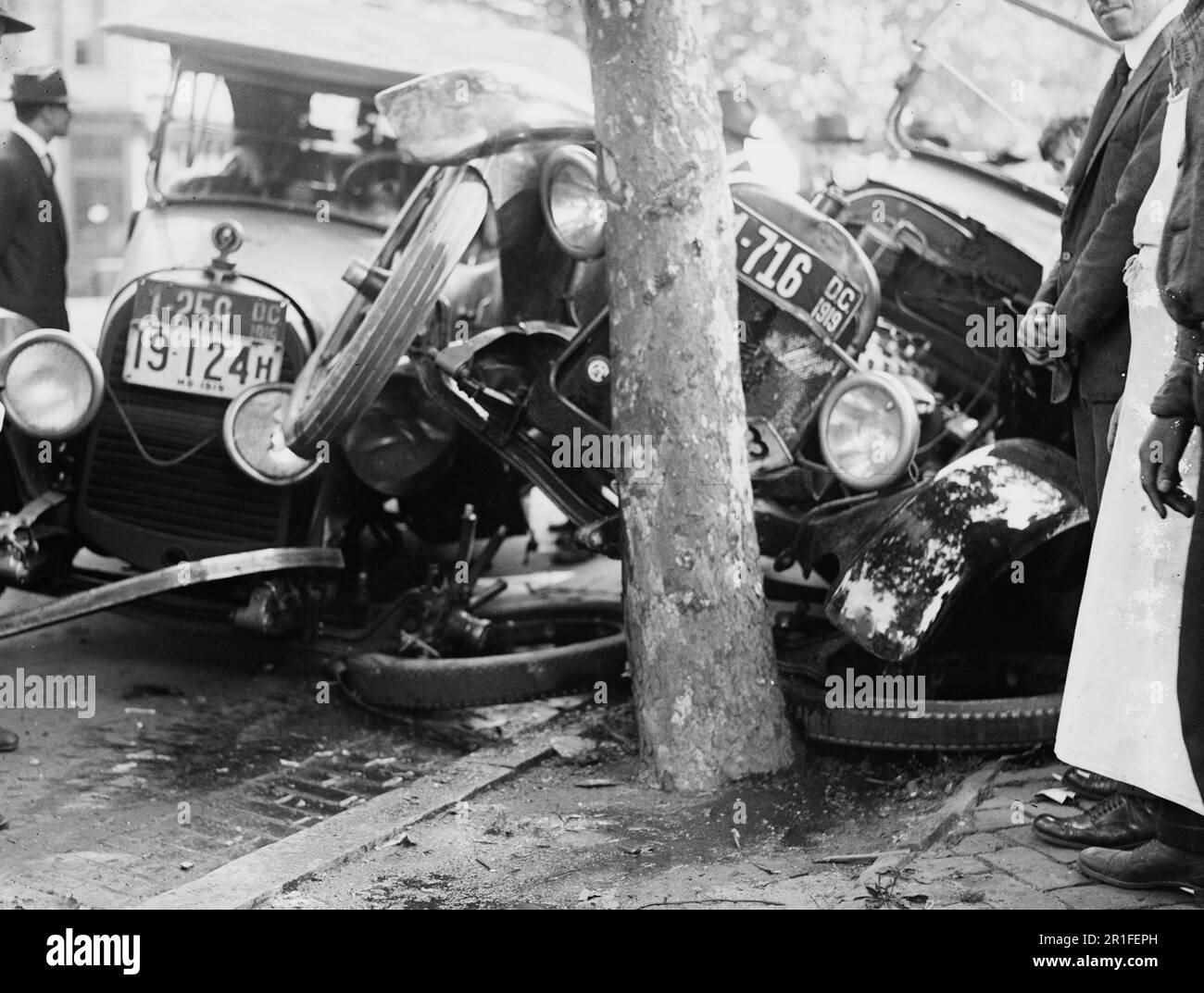 Archival Photo: Onlookers at the scene of an automobile accident ca ...