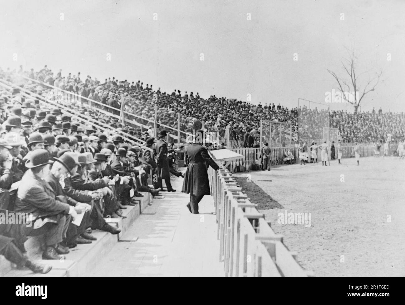 Archival Photo: Crowd at an early 1900s baseball game Stock Photo - Alamy