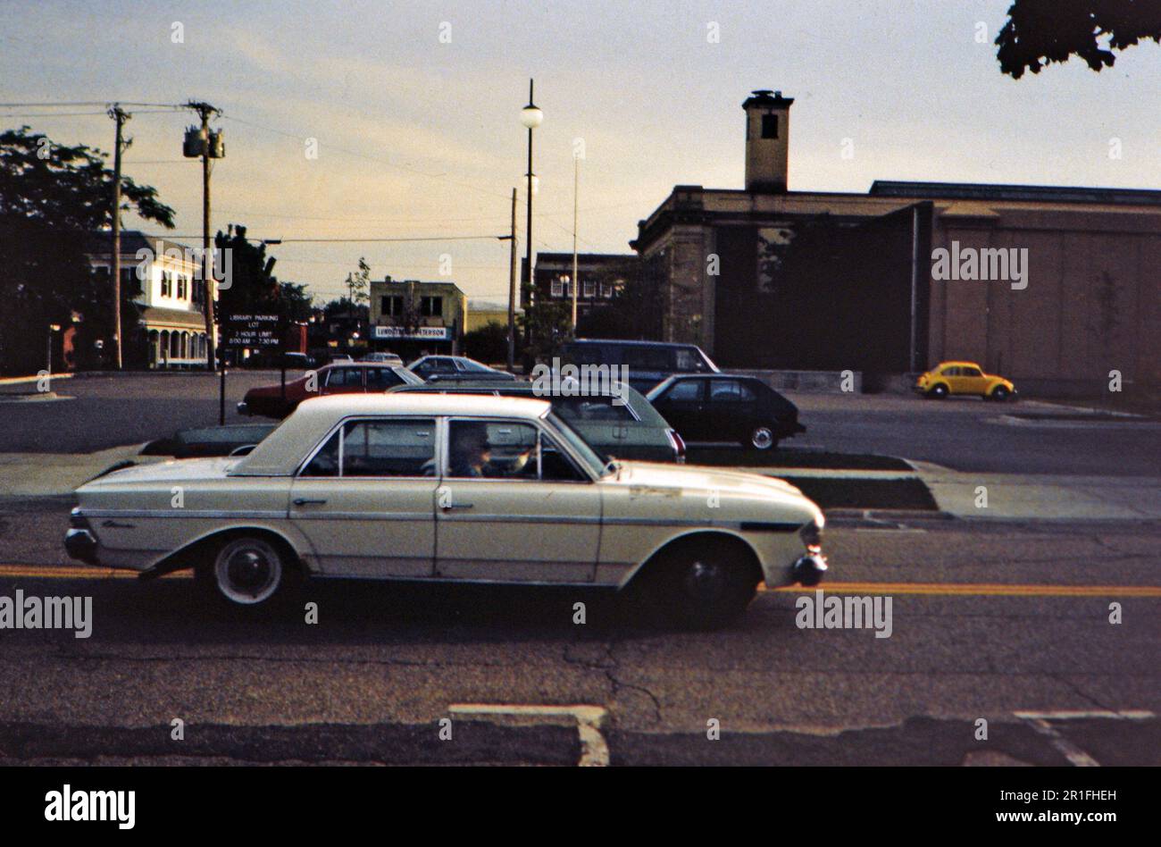 Car facing right hi-res stock photography and images - Alamy