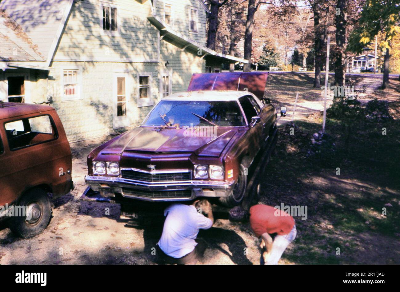 Man fixing car 1980s hi-res stock photography and images - Alamy