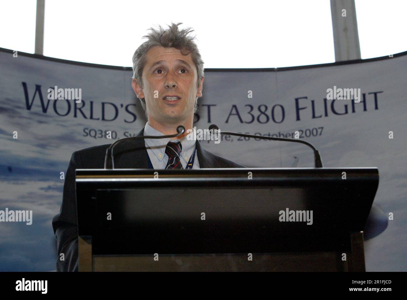 Cheque presentation hi-res stock photography and images - Alamy