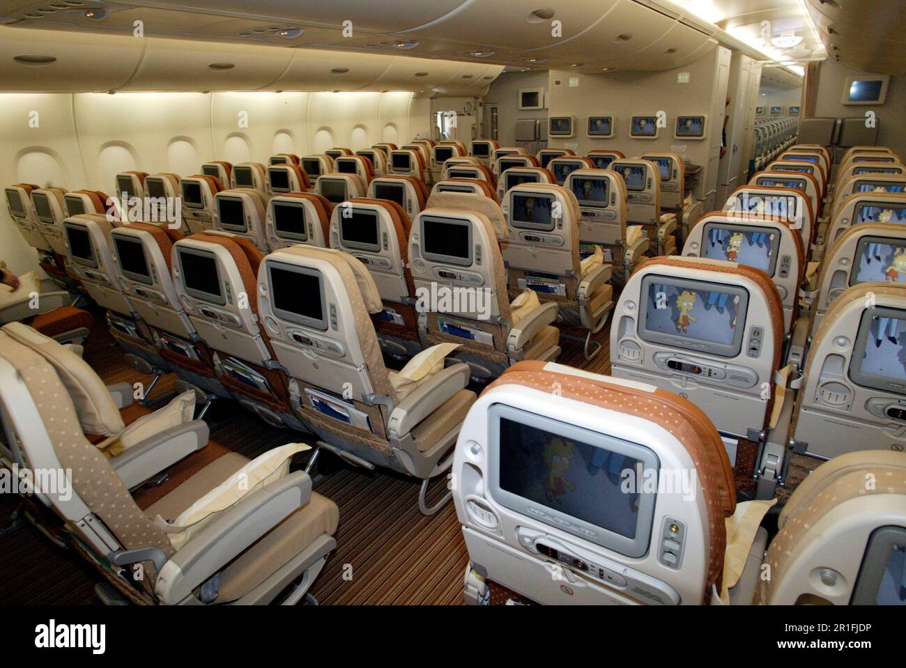 Economy class seating aboard the Singapore Airlines A380 aircraft ...