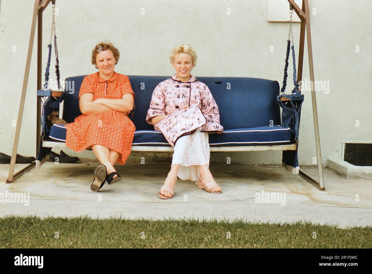 1950s women in porch swing hi-res stock photography and images - Alamy