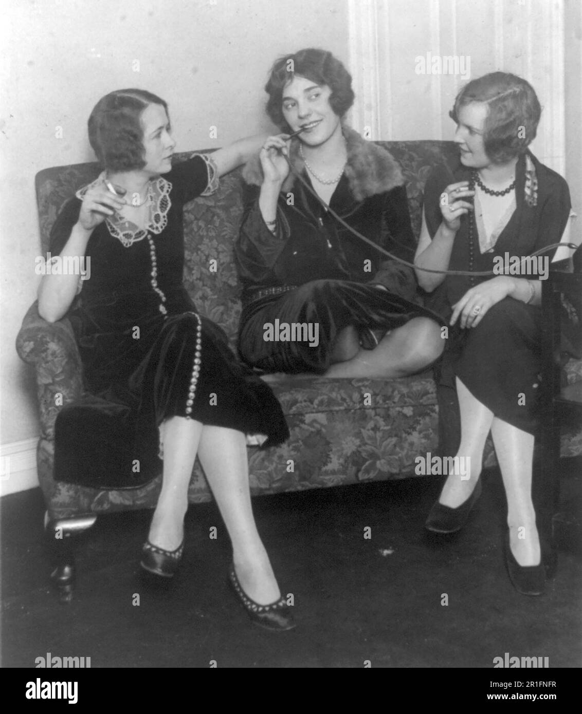 1920s girls smoking hi-res stock photography and images - Alamy