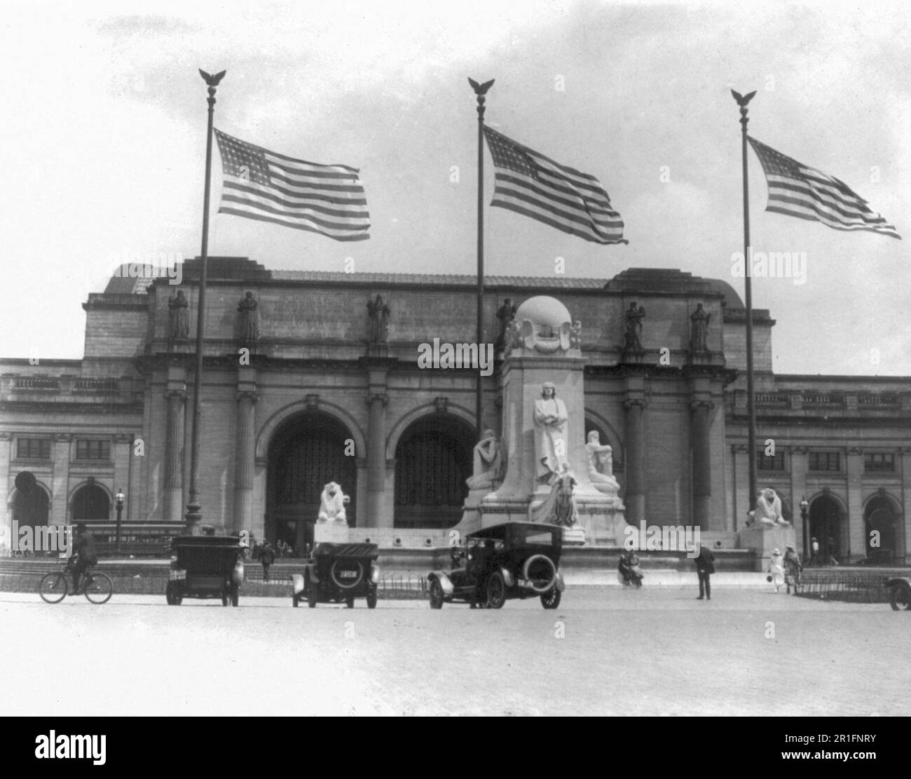 Archival Photo: Union Station, Washington, D.C. - looking past Columbus ...