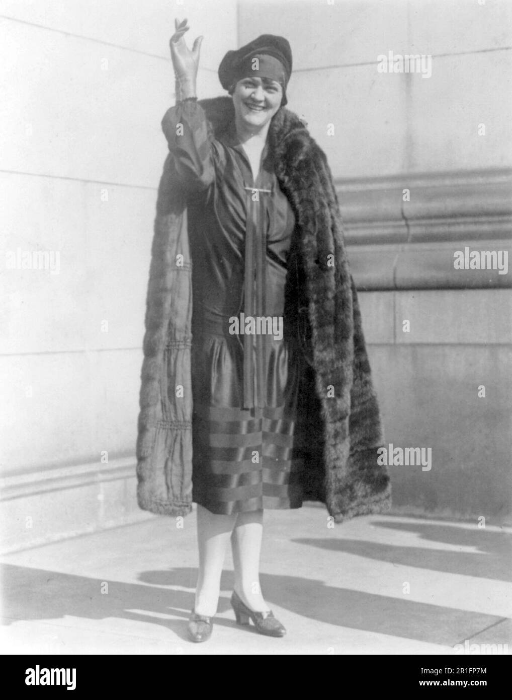 Archival Photo: Rosa Raisa waving hello ca. 1927 Stock Photo - Alamy