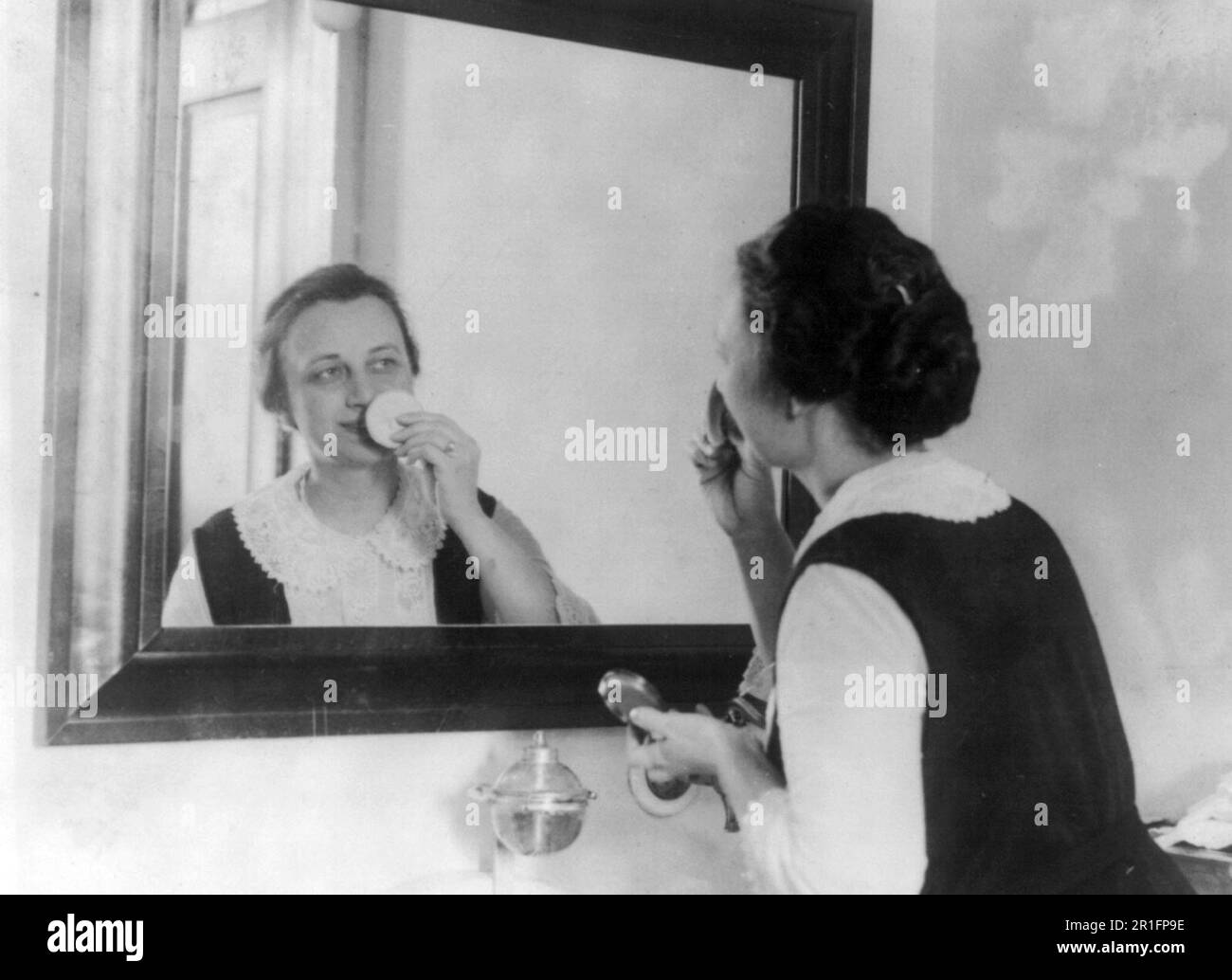 Archival Photo: Winifred Mason Huck, half-length portrait, rear view ...