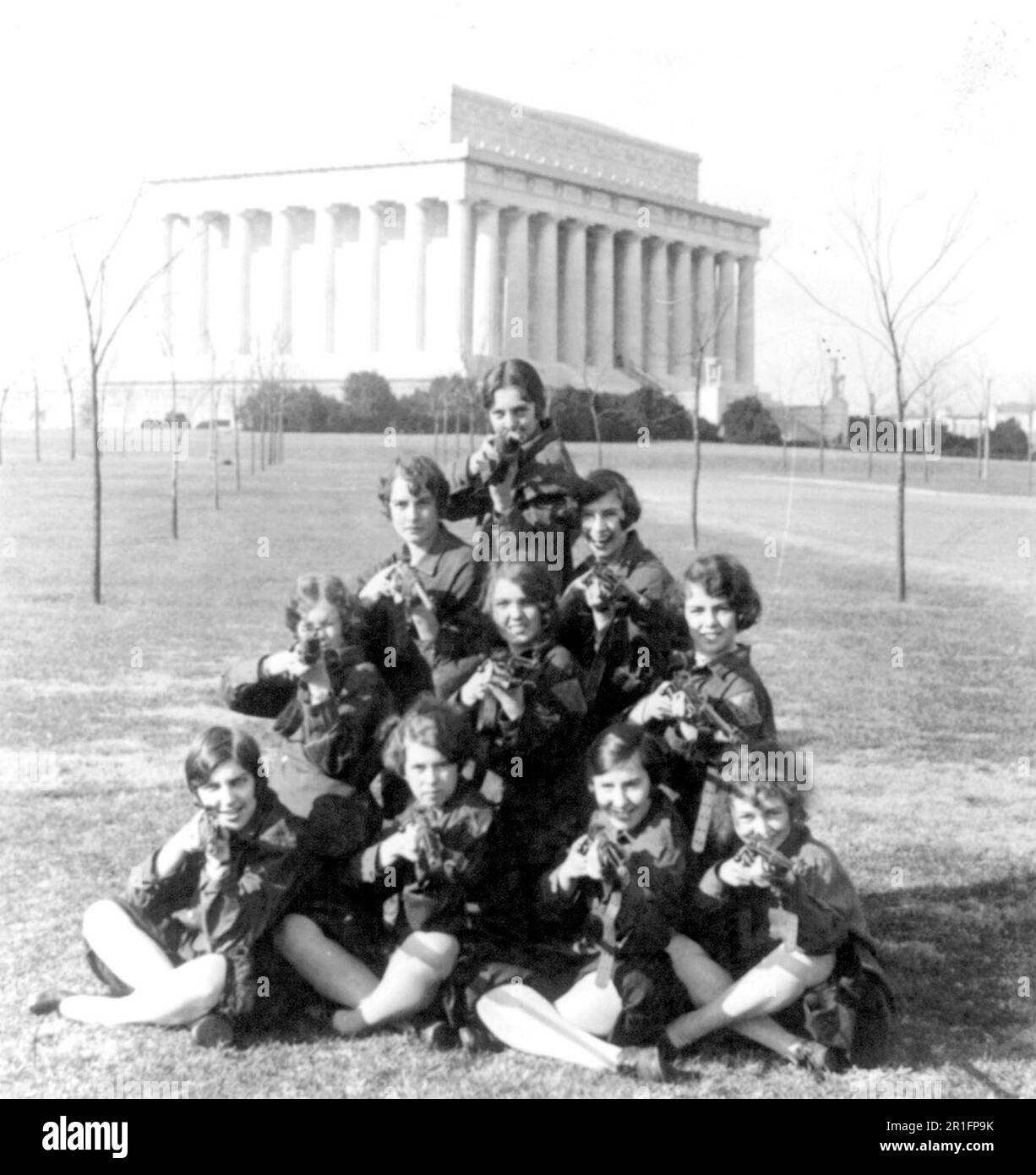 1920s girls rifle team hi-res stock photography and images - Alamy