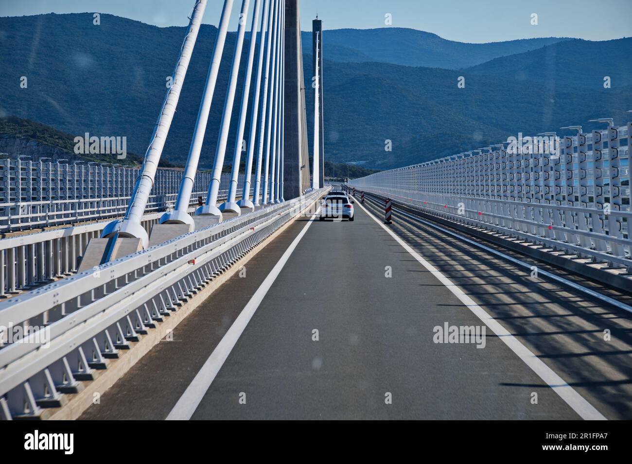 Traffic on modern suspension bridge hi-res stock photography and images ...