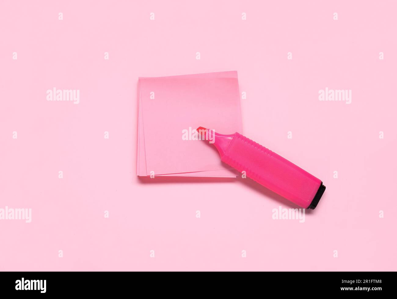 Sticky note with marker on pink background Stock Photo - Alamy