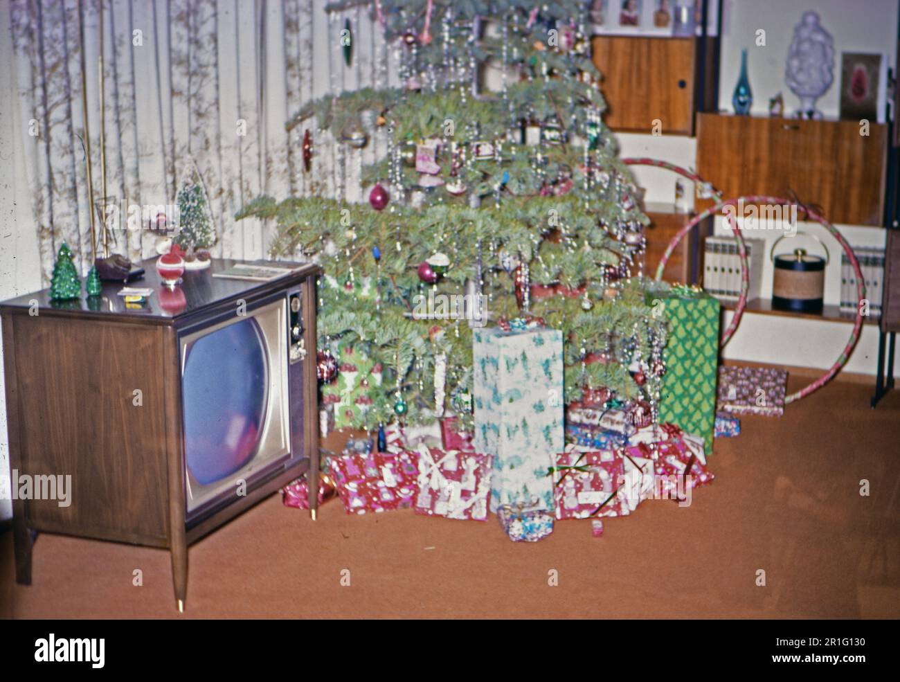 Typical American living room at Christmas time, Christmas tree with ...