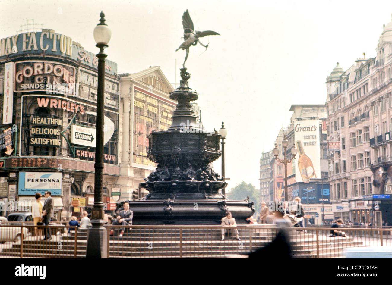 1960s piccadilly square hi-res stock photography and images - Alamy