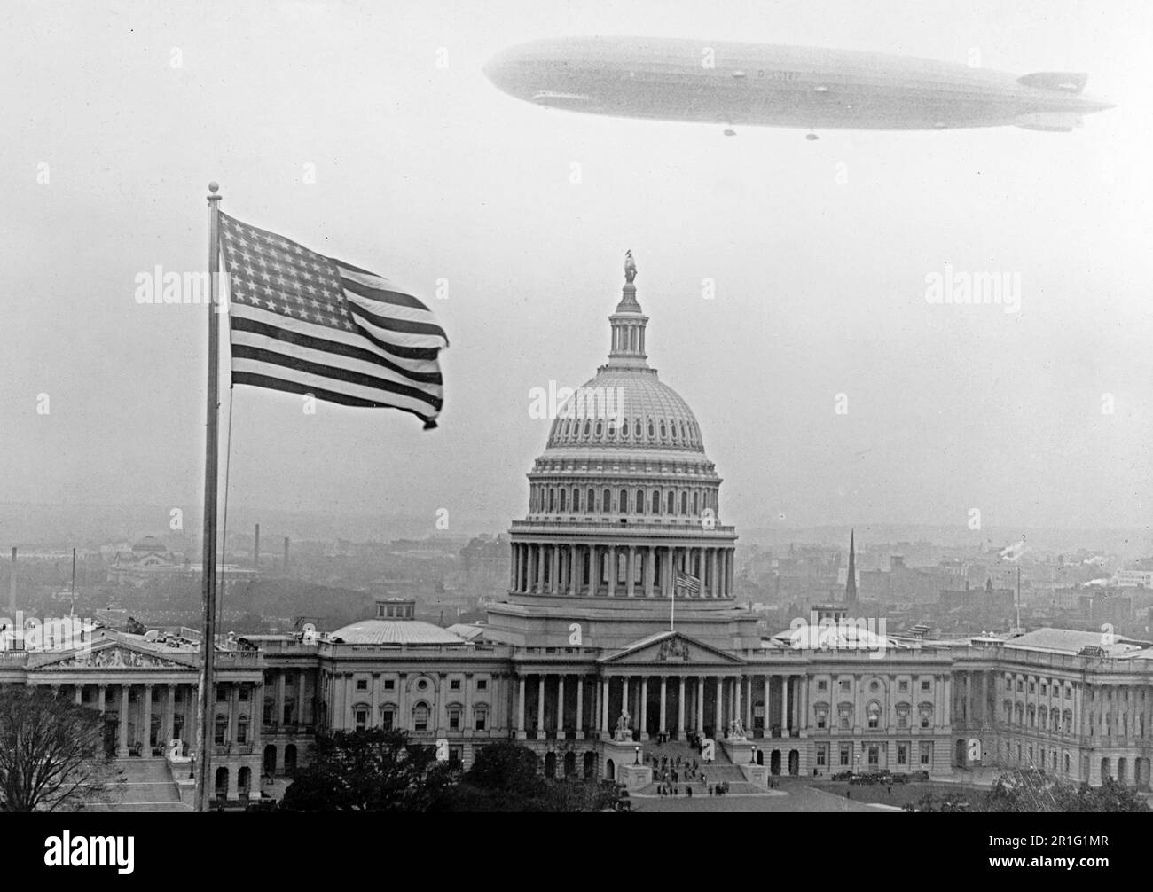 Archival Photo: The Graf Zeppelin above the U.S. Capitol ca. 1928-1930 ...