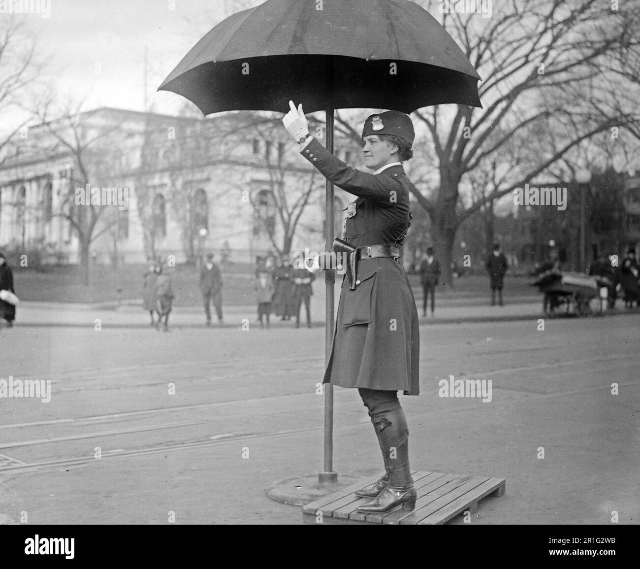 Archival Photo: Woman in Washington D.C. directing traffic ca. 1918-1920 Stock Photo - Alamy