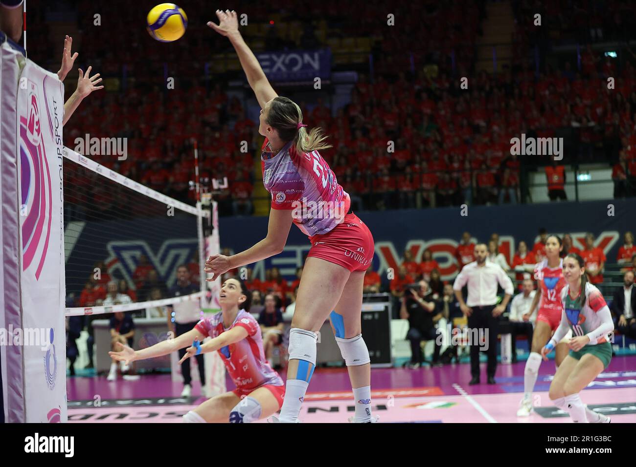 Attack of Jordan Larson (Vero Volley Milano Stock Photo - Alamy