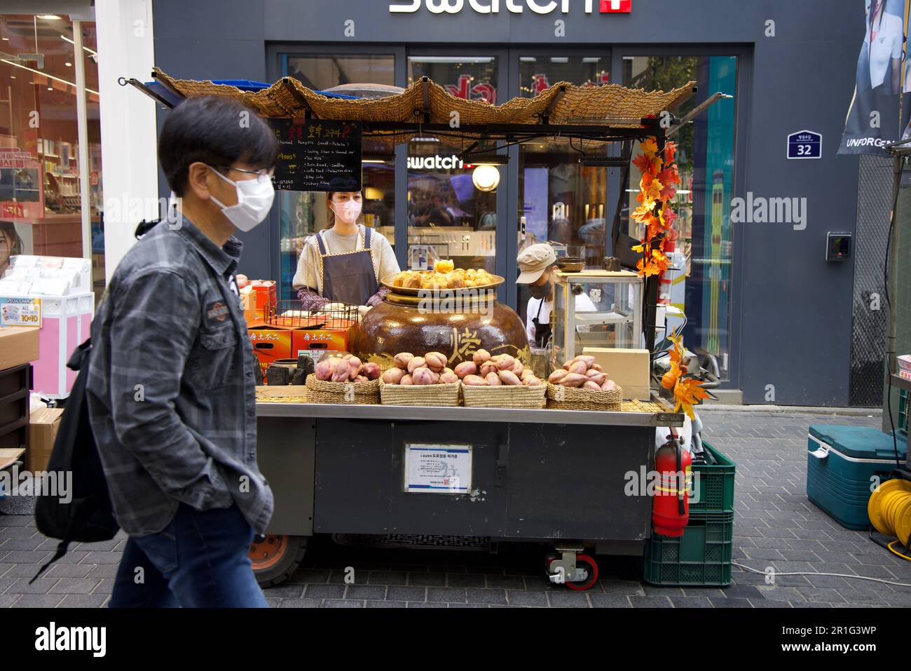 Korean food street hi-res stock photography and images - Alamy