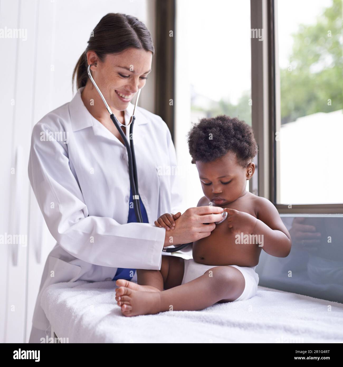 Doctor woman check baby boy heart with stethoscope, pediatric ...