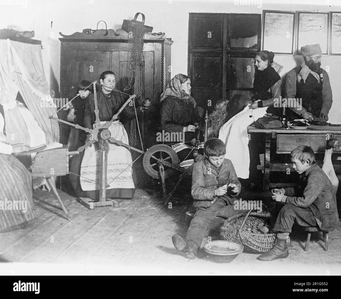 Archival Photo: Women and other workers weaving in a weave room ca ...