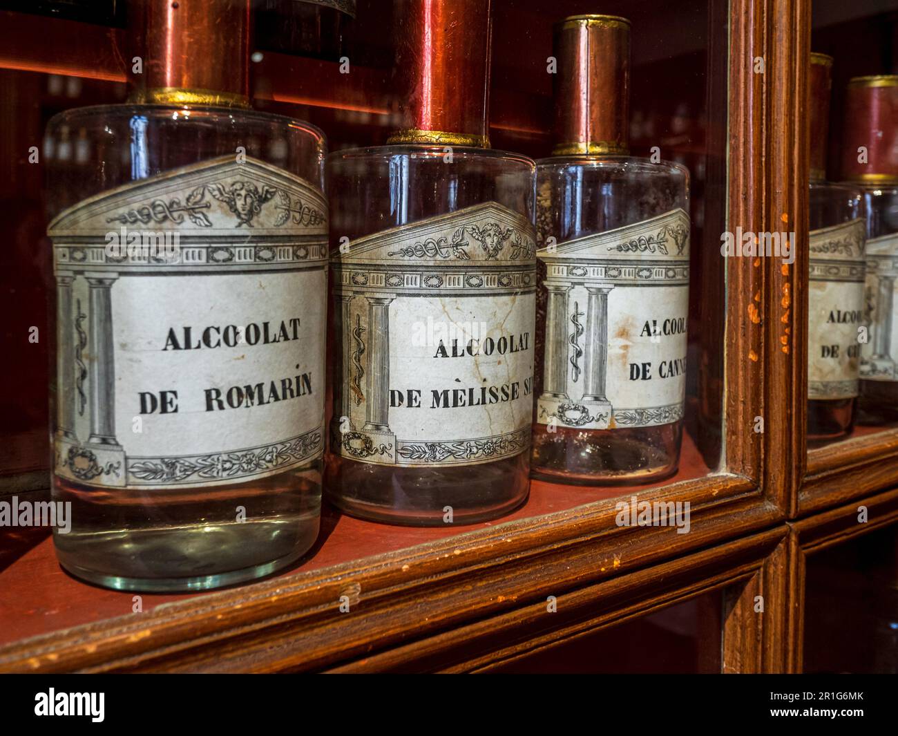 Old pharmacy. Drug banks. Arnica, staphysagria and other medicines for ...