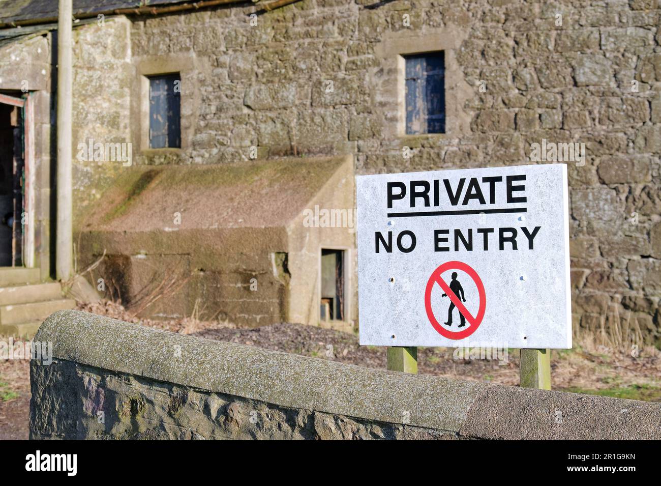Private property sign, no entry for members of the public Stock Photo ...