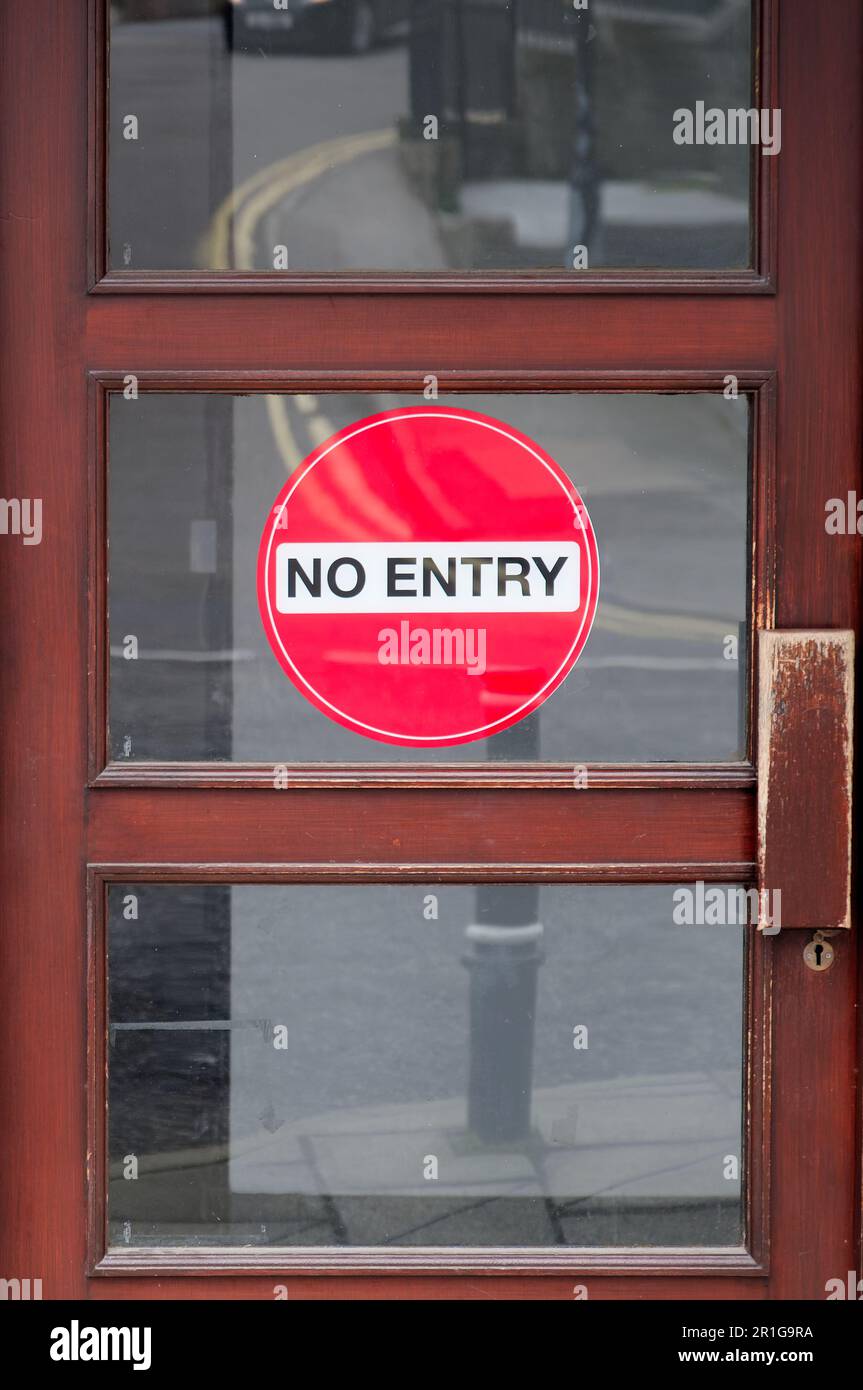 No Entry sight on shop door for customer segregation Stock Photo - Alamy