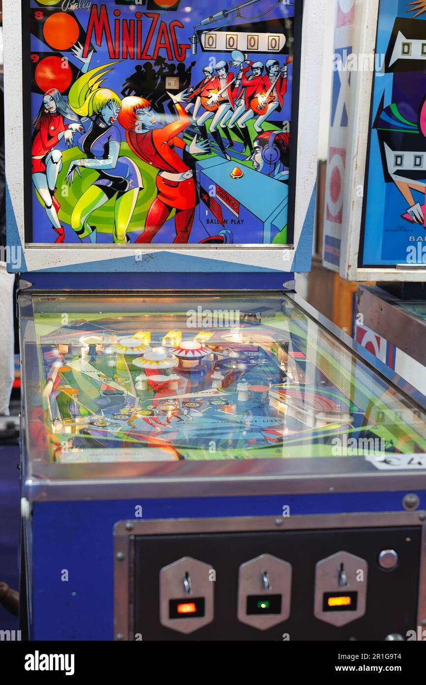 Vintage coin change machine hi-res stock photography and images - Alamy