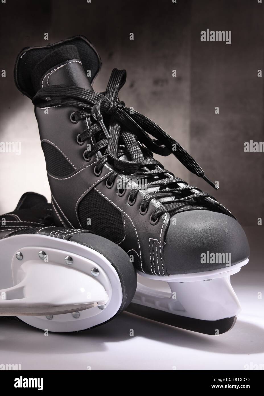 Old figure skates hi-res stock photography and images - Alamy