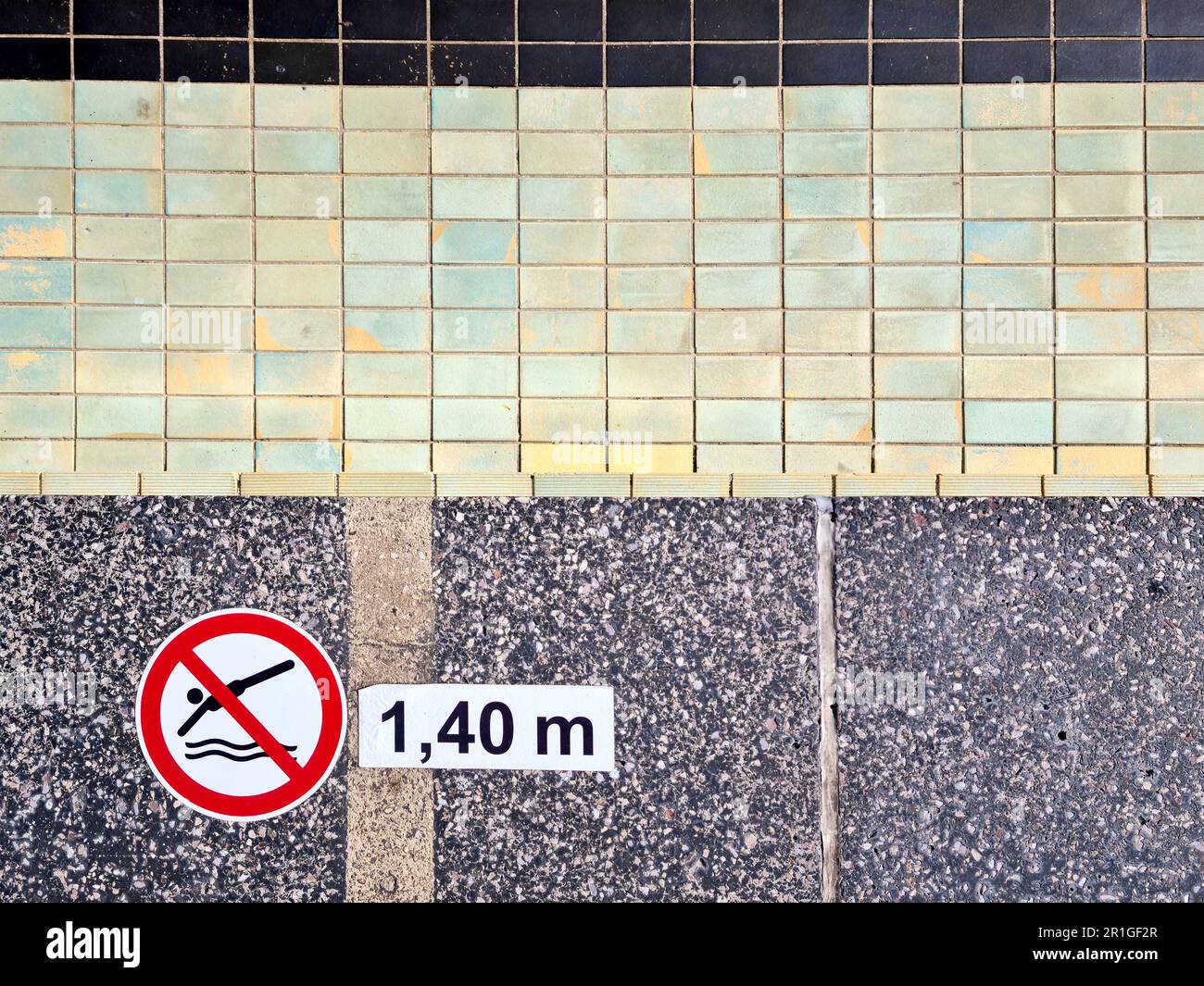 Pool depth sign hi-res stock photography and images - Alamy